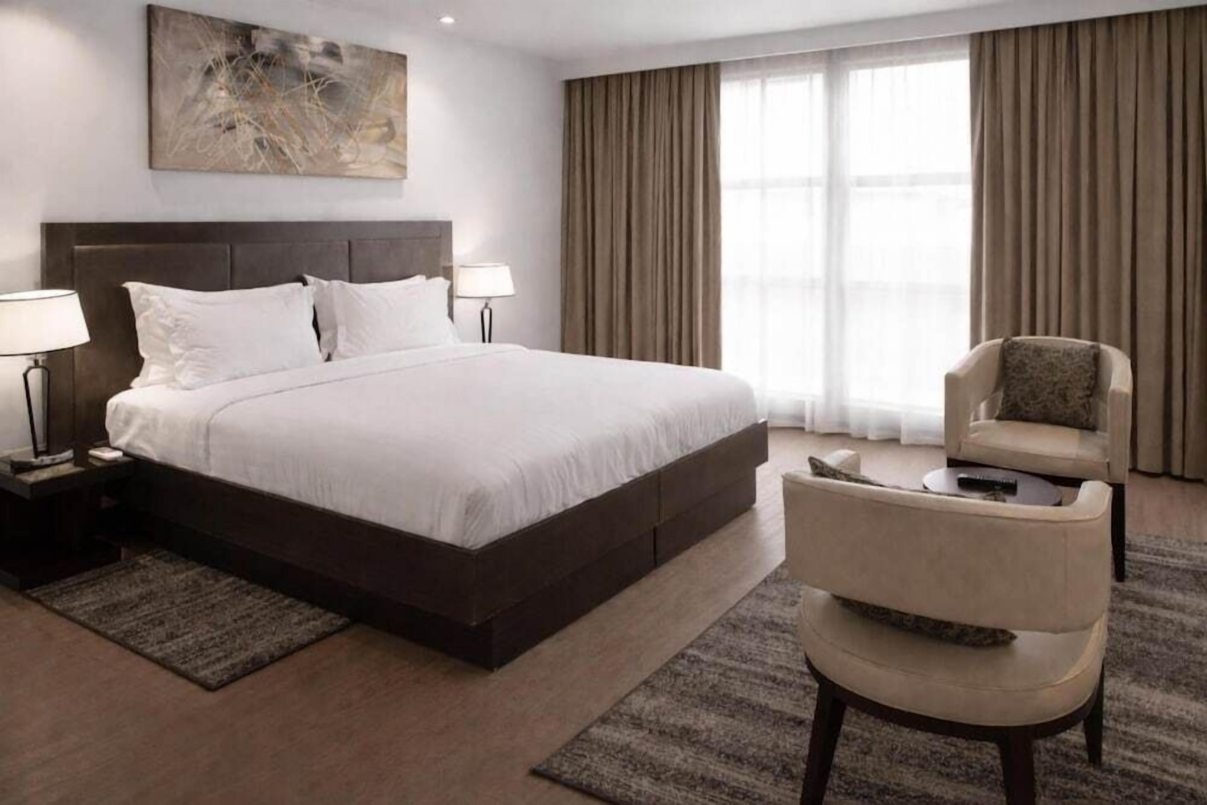 Roupas de cama antialérgicas, cofres nos quartos, escrivaninha