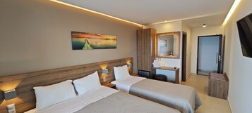 Quarto Triplo, vista para o mar | Camas de colchão viscoelástico, cofre no quarto, secretária