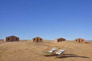 Barraca, várias camas | Cofres nos quartos, roupa de cama