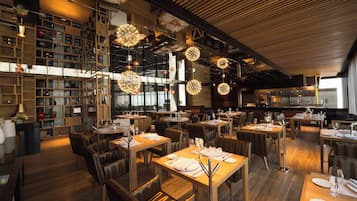 2 restaurantes: opção de café da manhã, almoço e jantar