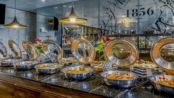Pequeno-almoço tipo buffet diário mediante uma taxa