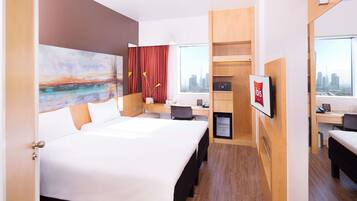 Quarto standard, 2 camas de solteiro | Frigobar, cofres nos quartos, escrivaninha