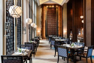 3 restaurantes, pequenos-almoços servidos, cozinha internacional 