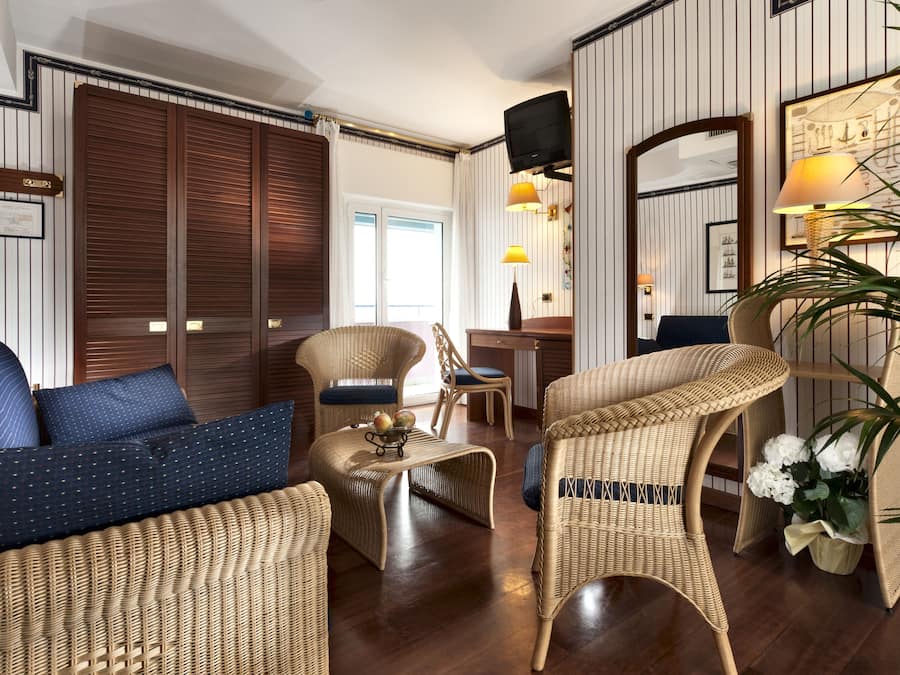 Suite Deluxe, terraço, vista para o mar | Sala de estar | Televisor LED