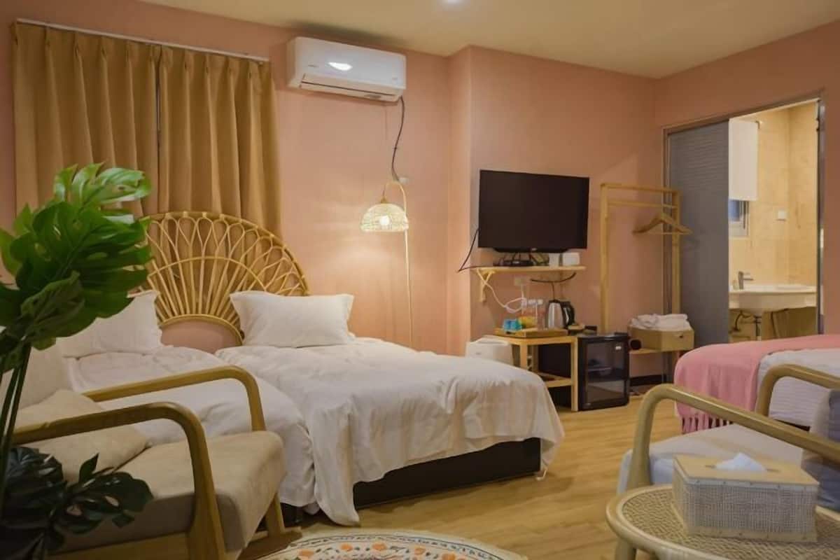 Escrivaninha, cortinas blackout, quartos à prova de som