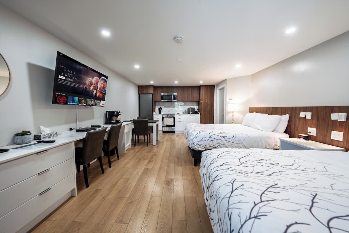 Quarto Deluxe, 2 camas queen-size, cozinha | Camas de colchão viscoelástico, secretária, cortinas/cortinados opacos