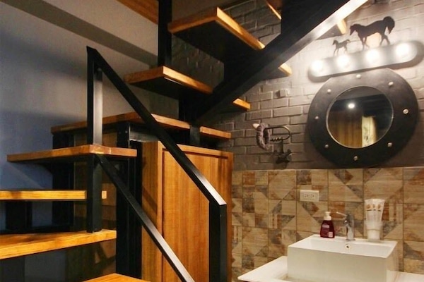 Quarto Quádruplo Deluxe | Lavatório na casa de banho