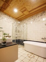Quarto Deluxe (6 persons) | Casa de banho | Artigos de higiene ecológicos, um secador de cabelo, chinelos 
