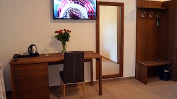 Minibar, cofre no quarto, secretária, berços/camas para crianças