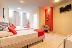 Quarto Quádruplo (4 Single Beds) | Minibar, secretária, quartos insonorizados, ferro/tábua de engomar
