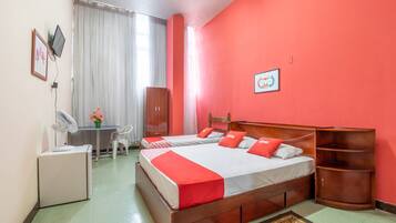 Quarto Triplo (1 Double bed + 1 Single bed) | Minibar, secretária, quartos insonorizados, ferro/tábua de engomar