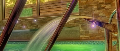 Piscina interior, espreguiçadeiras