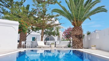 Piscina exterior, guarda-sóis, espreguiçadeiras