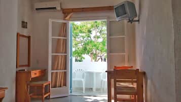 Cofre no quarto, roupa de cama fornecida