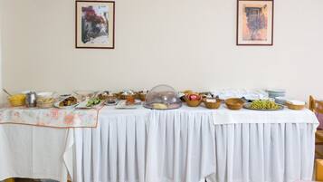 Pequeno-almoço tipo buffet diário (7 EUR por pessoa)