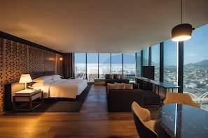 Cofres nos quartos, escrivaninha, cortinas blackout