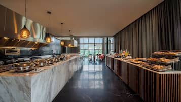 Pequeno-almoço tipo buffet diário (22 USD por pessoa)