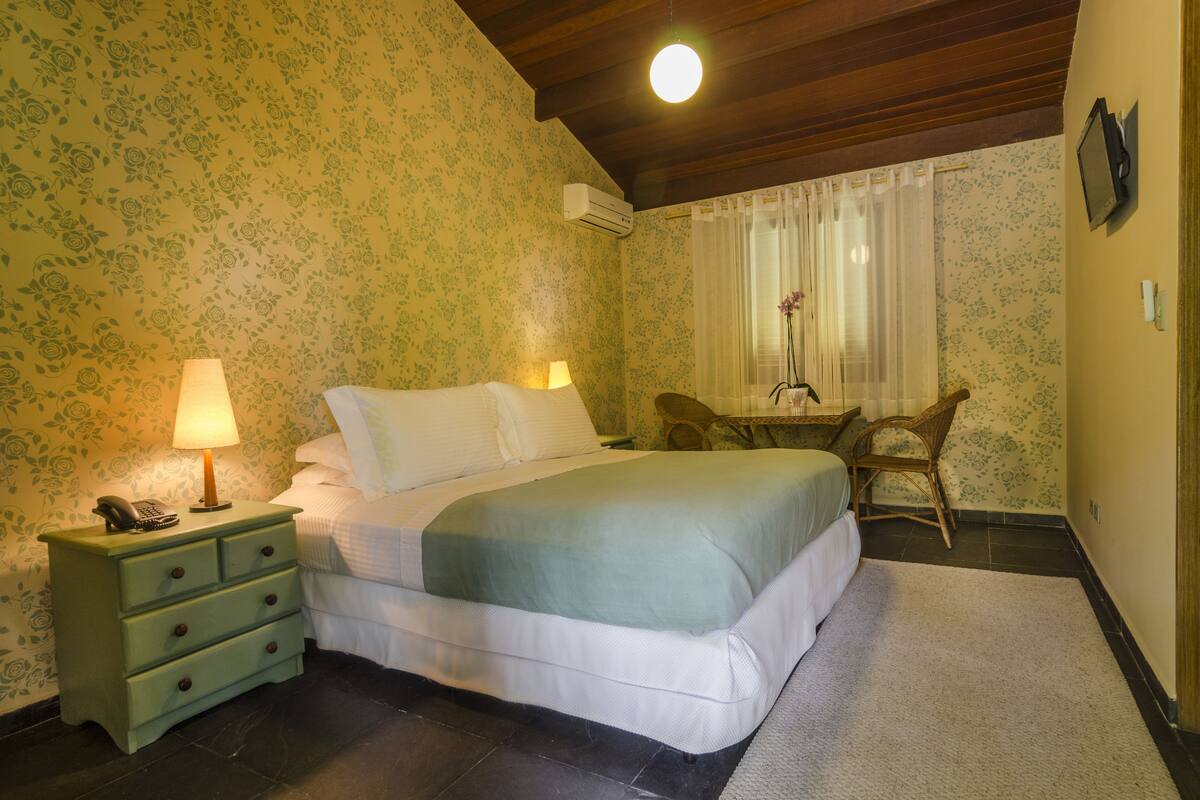 Quarto casal superior | Frigobar, cofres nos quartos, camas extras/dobráveis (sobretaxa)