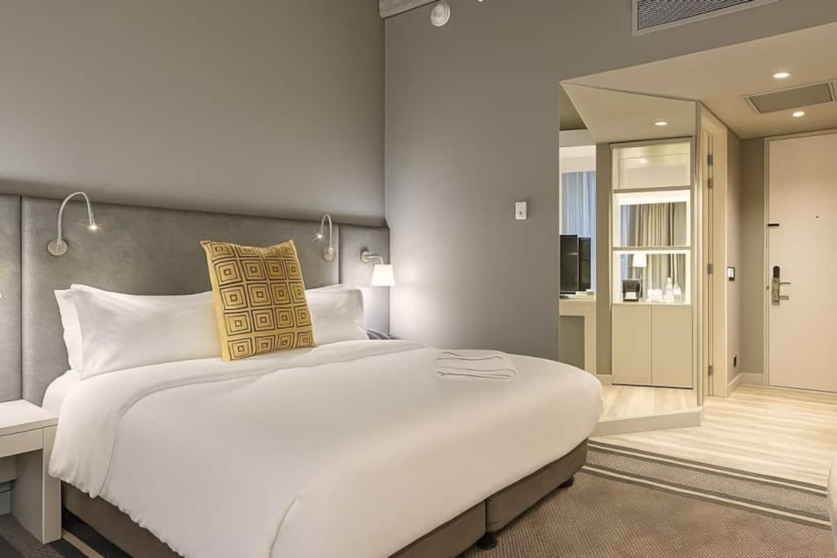 Roupa de alta qualidade, minibar, cofre com capacidade para portátil