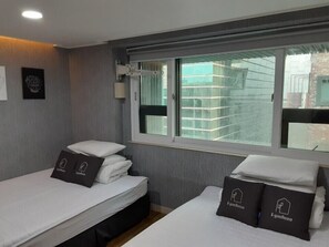 Quarto duplo superior, 2 camas de casal (Self Check-in After 11PM) | Escrivaninha, espaço de trabalho para notebook, Wi-Fi de cortesia