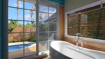 Vila galeria, 1 quarto, piscina particular | Banheiro | Banheira e chuveiro separados, chuveiro com efeito de chuva