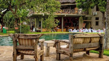 Piscina exterior, guarda-sóis, espreguiçadeiras