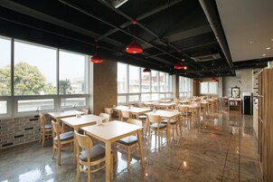 Geladeira, micro-ondas (mediante solicitação), chaleira elétrica