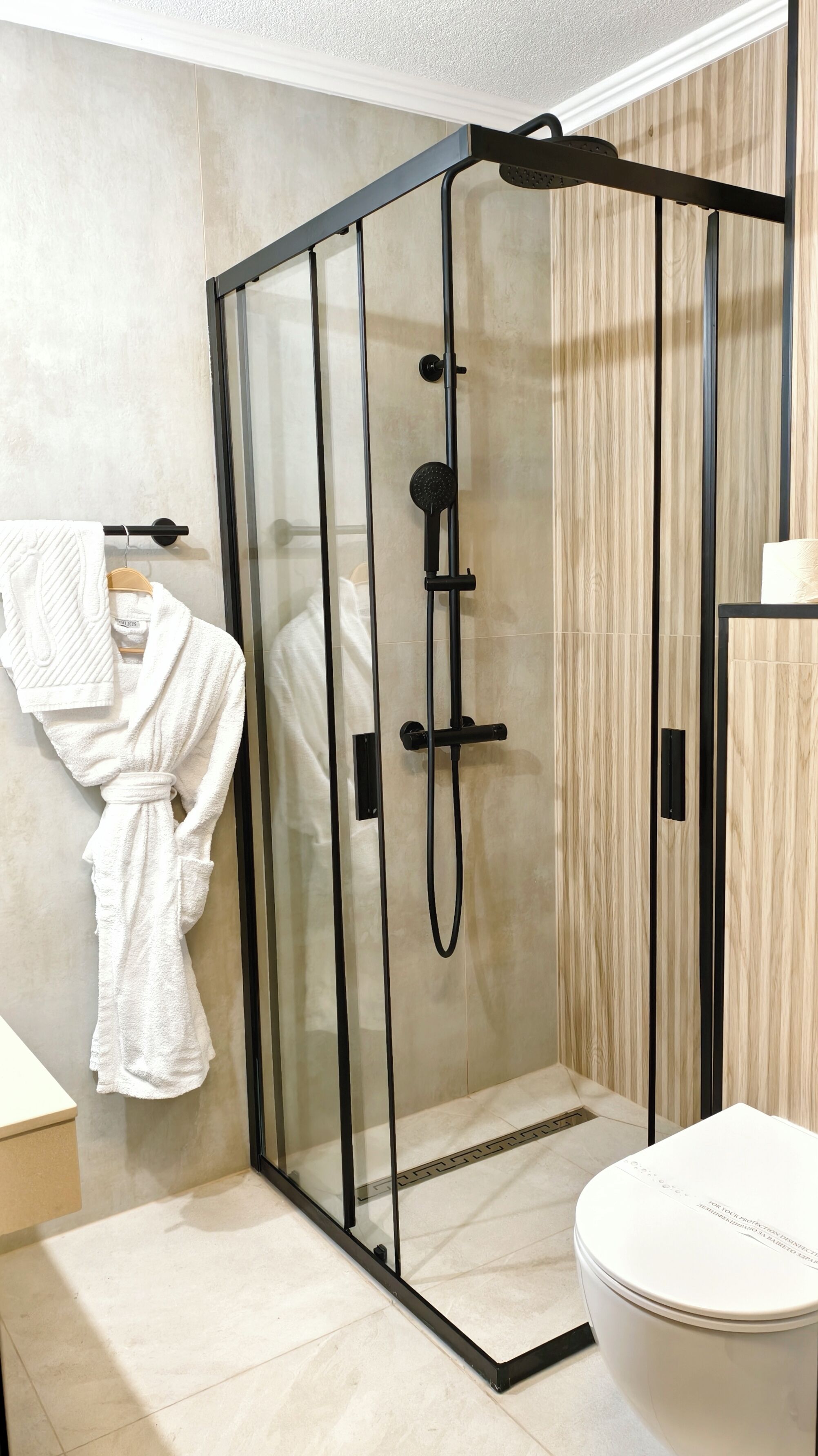 Artigos de higiene pessoal grátis, um secador de cabelo, roupões 