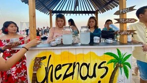 Um quiosque à beira-mar com um letreiro escrito