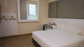 Quarto Duplo Superior, 1 cama queen-size, acessível | Minibar, cofre com capacidade para portátil, secretária