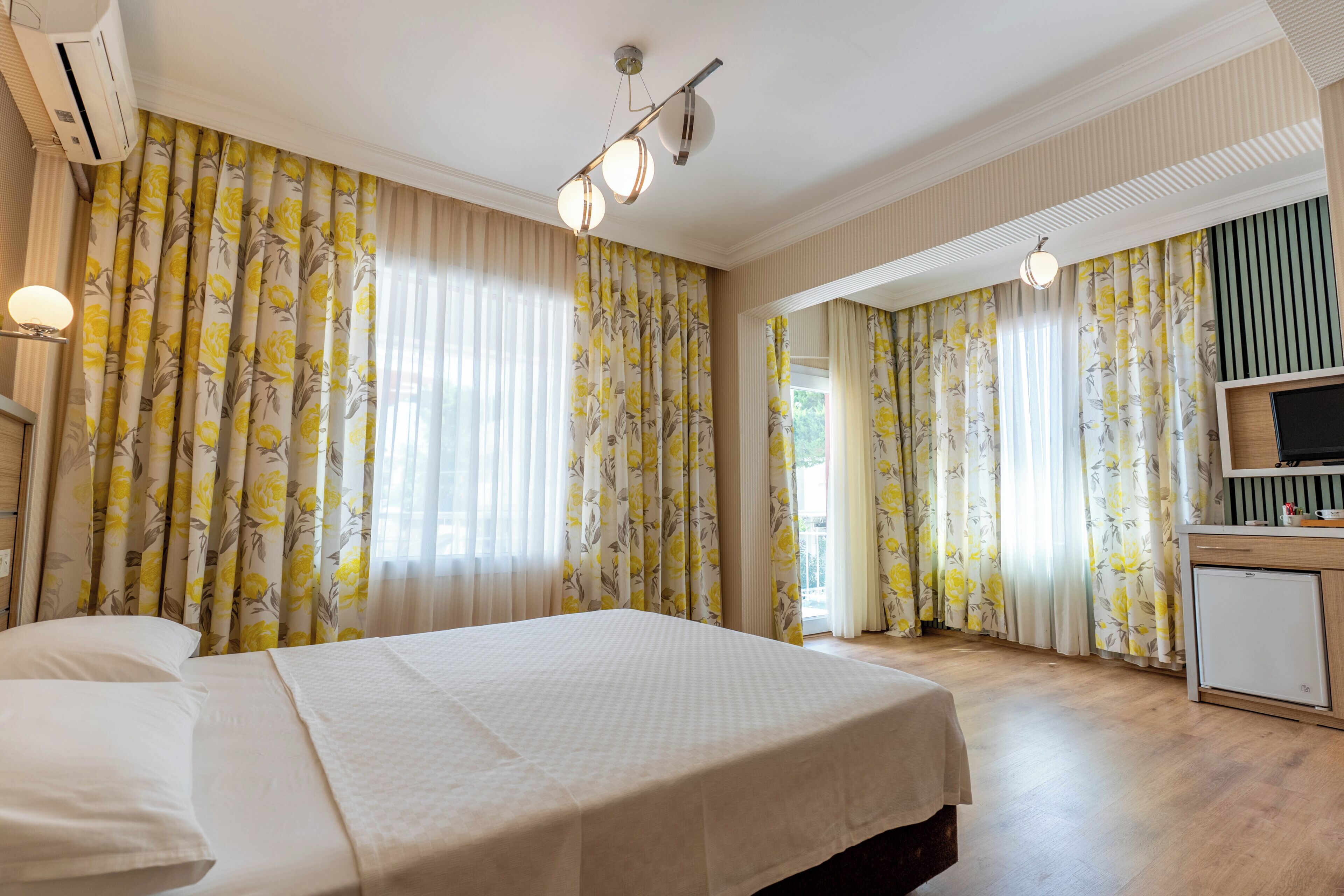 Quarto casal | Roupas de cama premium, frigobar, cofres nos quartos, escrivaninha