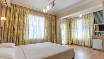 Quarto casal | Roupas de cama premium, frigobar, cofres nos quartos, escrivaninha