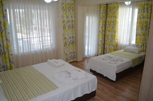Quarto Triplo | Roupa de alta qualidade, minibar, cofre no quarto, secretária