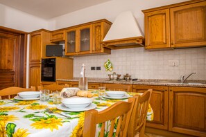 Apartamento, 1 quarto | Refeições no quarto