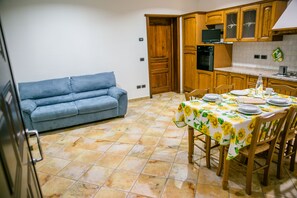 Apartamento, 1 quarto | Refeições no quarto