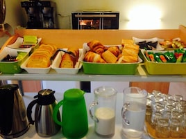 Buffet com diversos alimentos e bebidas.