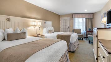 Port Building, 2 Double Beds, 2nd Floor (Partial Ocean View) | Cofres nos quartos, individualmente decorados