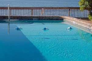 Piscina externa, piscina aquecida, espreguiçadeiras