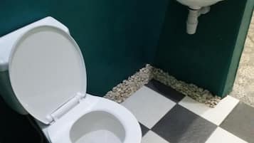 Quarto Deluxe | Casa de banho | Um polibã, artigos de higiene pessoal grátis, toalhas fornecidas