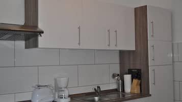 Apartamento, 2 quartos, Vista para a cidade, junto ao jardim (Westerholtstr.28,44579 Castrop-Rauxel) | Kitchenette privada | Um frigorífico, um micro-ondas, uma placa de cozinha