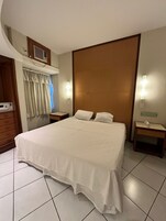 Suíte | Roupas de cama antialérgicas, frigobar, escrivaninha, Wi-Fi de cortesia