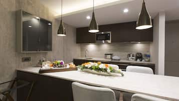 Garden Suite | Cozinha privada | Um frigorífico, um micro-ondas, uma placa de cozinha