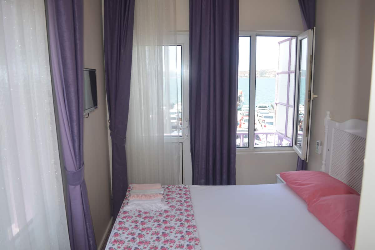 Quarto Clássico com Cama de Casal | Roupa de alta qualidade, secretária, Wi-fi grátis