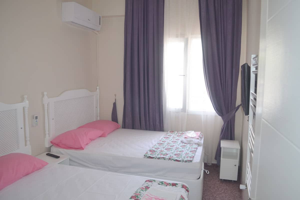Quarto Triplo Clássico | Roupa de alta qualidade, secretária, Wi-fi grátis