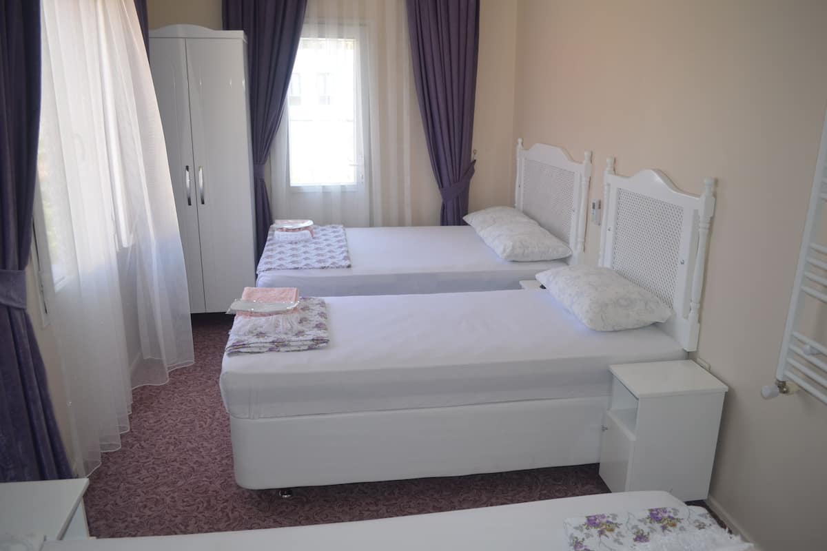 Quarto Quádruplo Nobre, varanda | Roupa de alta qualidade, secretária, Wi-fi grátis