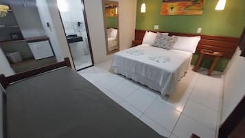 Quarto Duplo ou Twin Standard, 1 quarto, varanda, vista para o jardim | 1 quarto, minibar, cofre no quarto, secretária