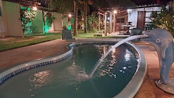 Piscina exterior, da(s) 7:00 à(s) 22:00, espreguiçadeiras