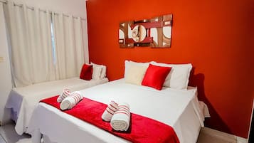 Quarto Triplo | Com decoração personalizada, Wi-fi grátis, roupa de cama fornecida