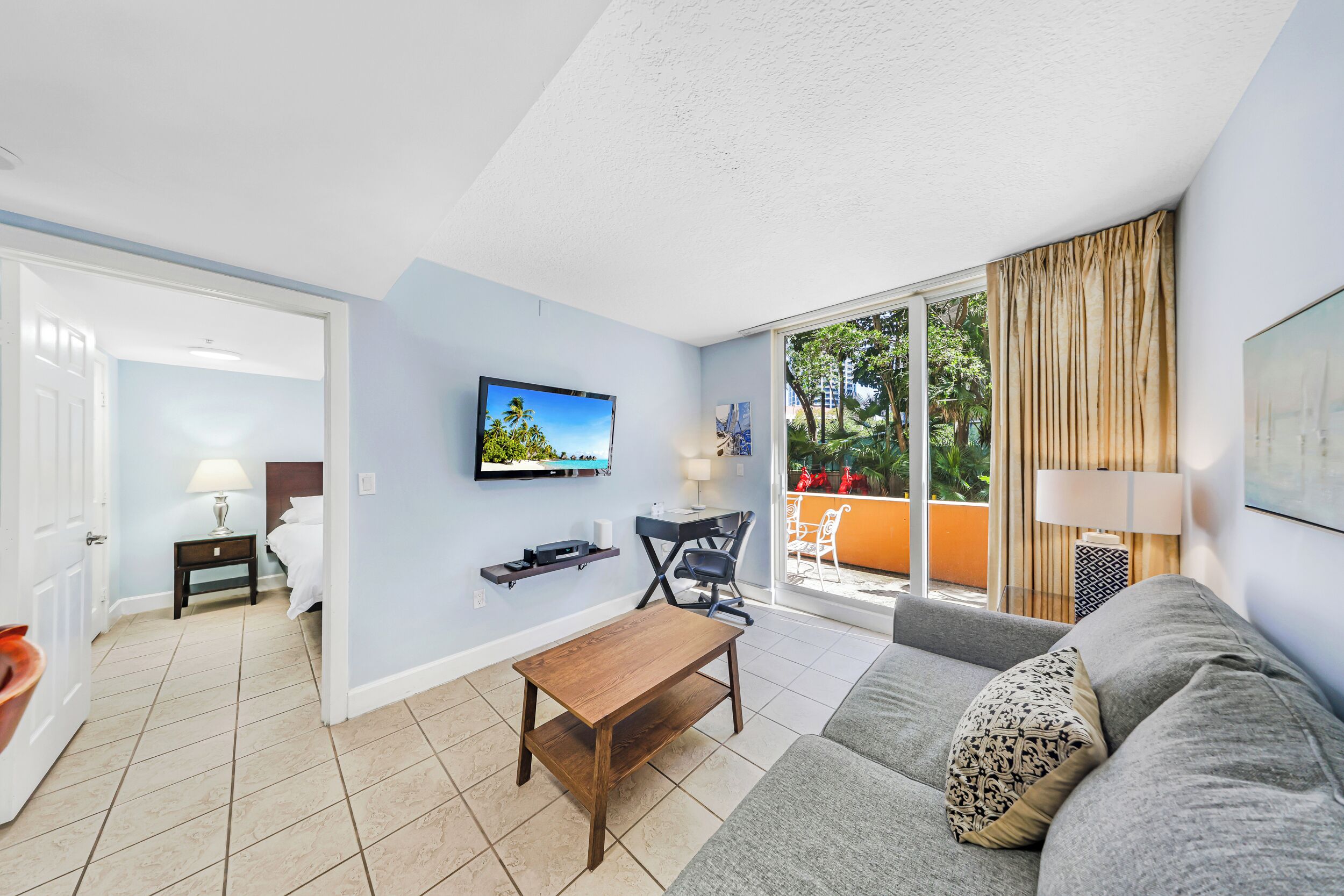 One Bedroom Coconut Grove Apartment With Large Patio & Free Parking - Coral Gables, FL