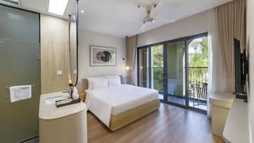 Quarto Duplo Deluxe, vista para a colina | Minibar, cofre no quarto, secretária, cortinas/cortinados opacos